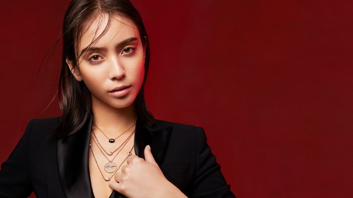 滝沢カレンの私服 VOGUE掲載のCHATMETのネックレスを重ねづけしたスタイルです。 - 芸能人の私服 衣装まとめ - Woomy