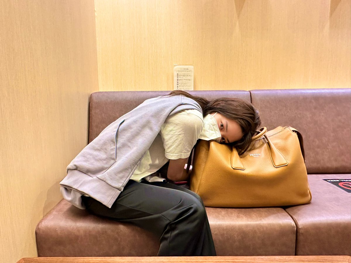 北川景子の私服 ミラノへフライトすることを報告されています。キャメルカラーのおおきなプラダの旅行バッグを枕にしています。 芸能人の私服