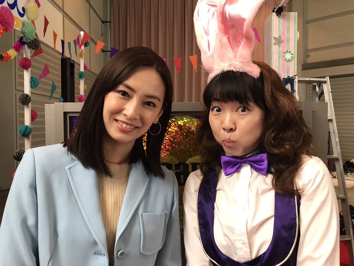 北川景子の私服 「家売るオンナの逆襲・最終回」で「イモトアヤコ」さんと笑顔で撮影されている1枚です。 芸能人の私服 衣装まとめ Woomy